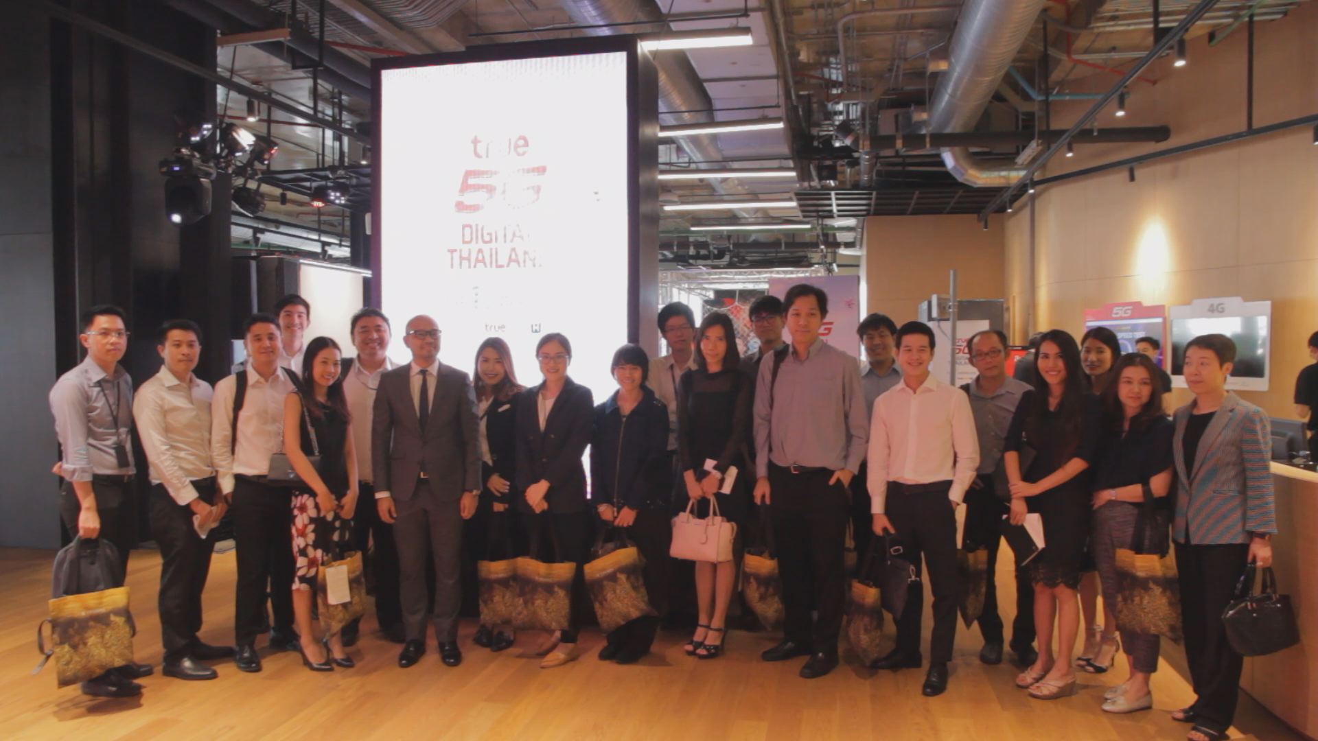 คณะนักวิเคราะห์การเงินและนักลงทุน เข้าชมงาน “True 5G Digital Thailand ...