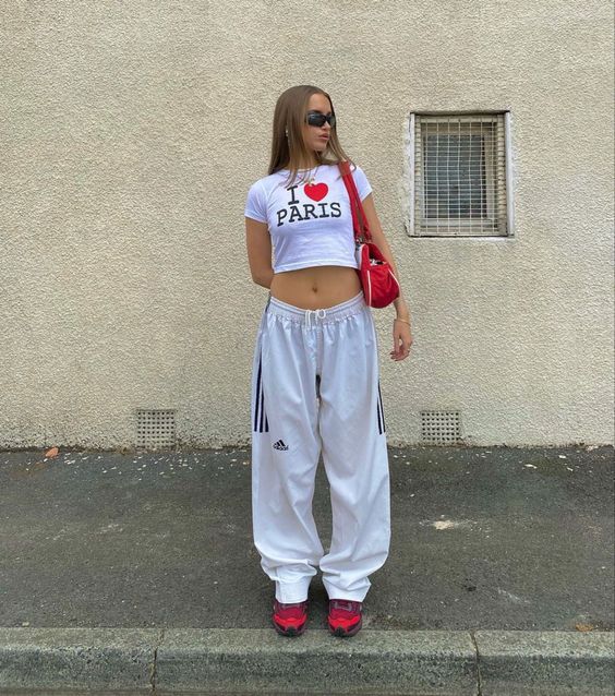 แฟชั่นเสื้อทรง Baby Tee เสื้อยืดตัวจิ๋ว สุดคิ้วท์