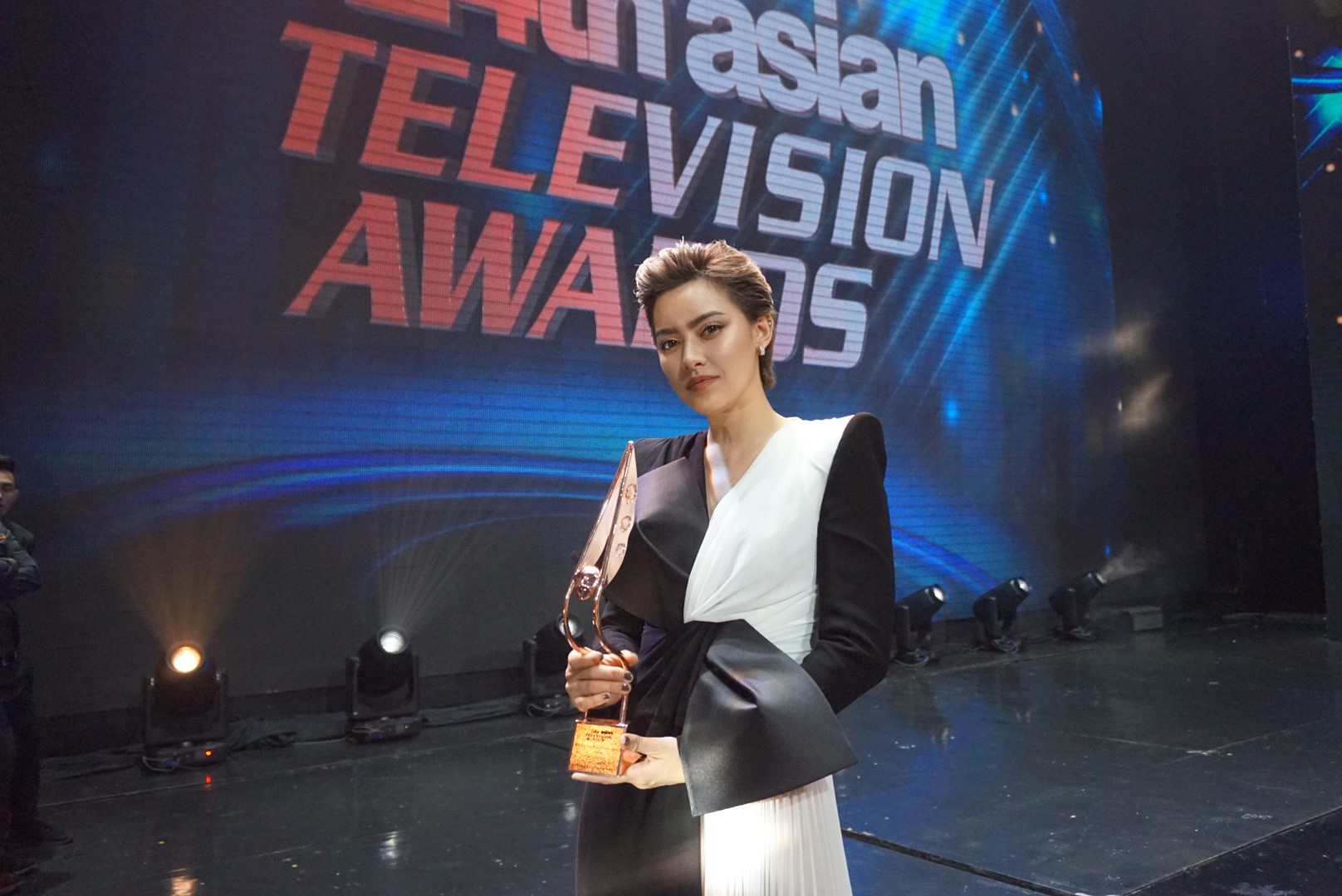 LINE TV ยืนหนึ่ง รับรางวัลแพลตฟอร์มทีวีออนไลน์แห่งปี จากเวทีระดับสากล ...